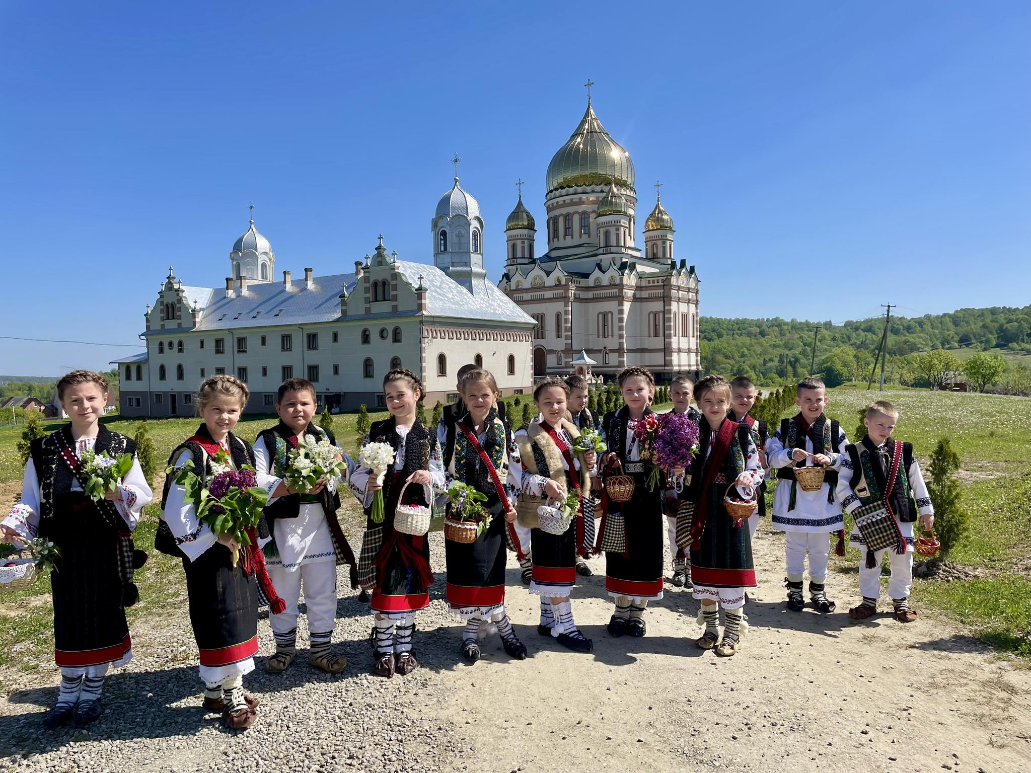 BUCURIA ÎNVIERII DOMNULUI, TRĂITĂ DE COPILAȘII DIN CRASNA. Elevii ...